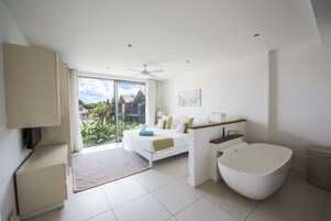 Apartamento luxo | Banheiro | Banheira e chuveiro separados, banheira de imersão