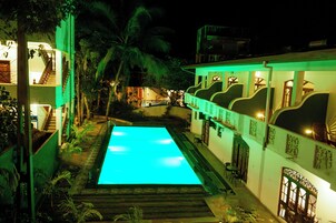 Piscina exterior, espreguiçadeiras 