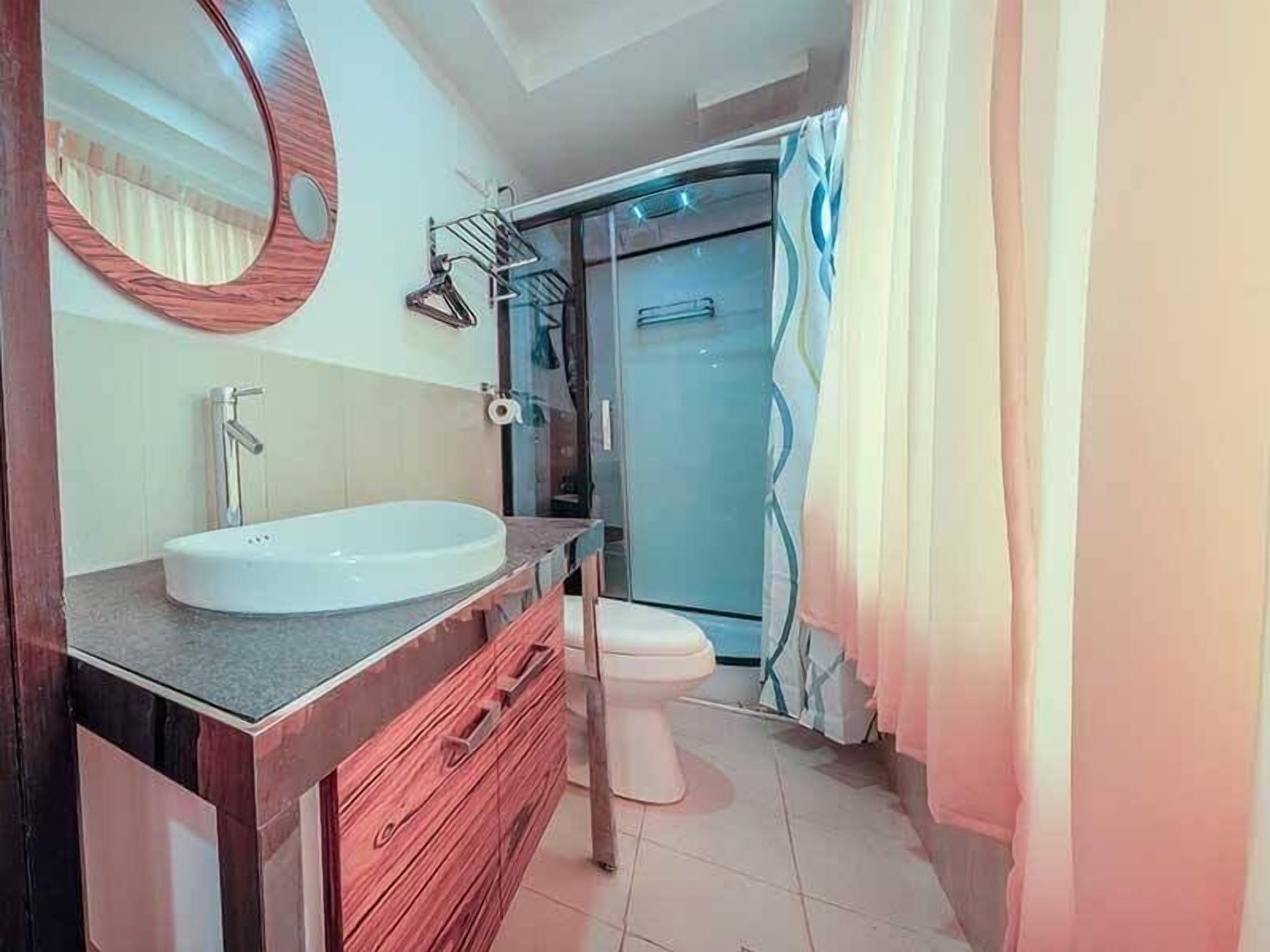 Quarto Triplo, 3 quartos, quartos comunicantes | Casa de banho | Um polibã, artigos de higiene pessoal grátis, chinelos, um bidé 