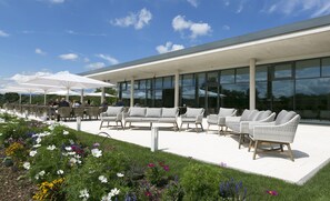 Terraço com espreguiçadeiras