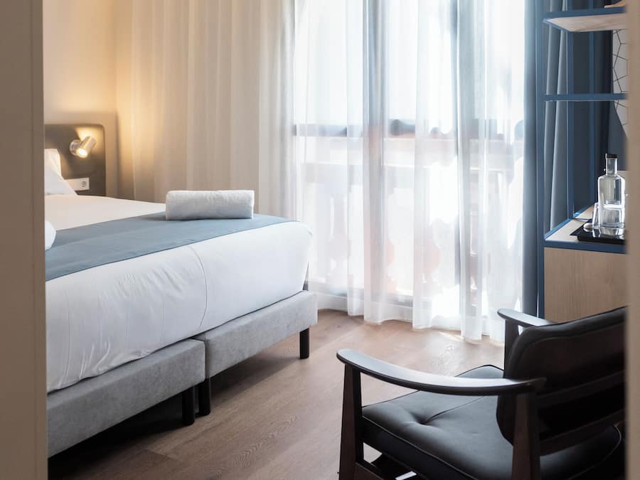 Quarto casal standard, vista para a cidade | Cofres nos quartos, individualmente mobiliados, cortinas blackout