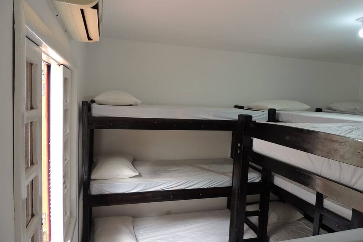Dormitório compartilhado econômico, somente para homens (12 beds) | Wi-Fi de cortesia, roupa de cama