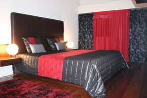 Suíte | Cofres nos quartos, escrivaninha, espaço de trabalho para notebook