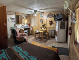 Cabine, 1 cama de casal (Cabin #5 ) | Ferro/tábua de engomar, Wi-fi grátis, com decoração personalizada