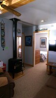 Cabine, 1 quarto, lareira (Cabin #8) | Sala de estar | Televisor de 32 polegadas com canais por cabo