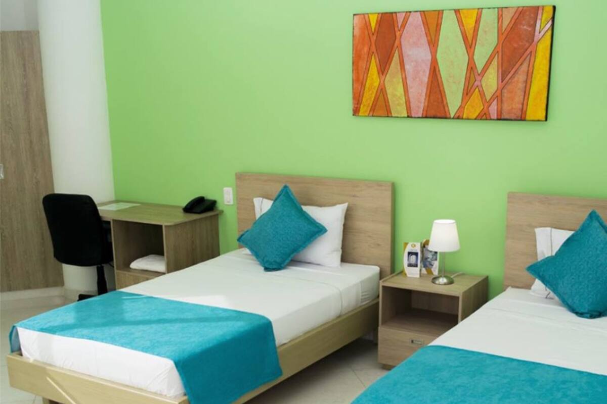 Quarto Triplo, 3 camas individuais | Cofre no quarto, secretária, ferro/tábua de engomar, Wi-fi grátis 