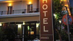 Placa de hotel com a inscrição 'Edelweiss Hotel' e 'Entrada', indicando o nome do edifício e a entrada principal.