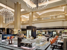 3 restaurantes, com serviço de almoço e jantar; culinária japonesa