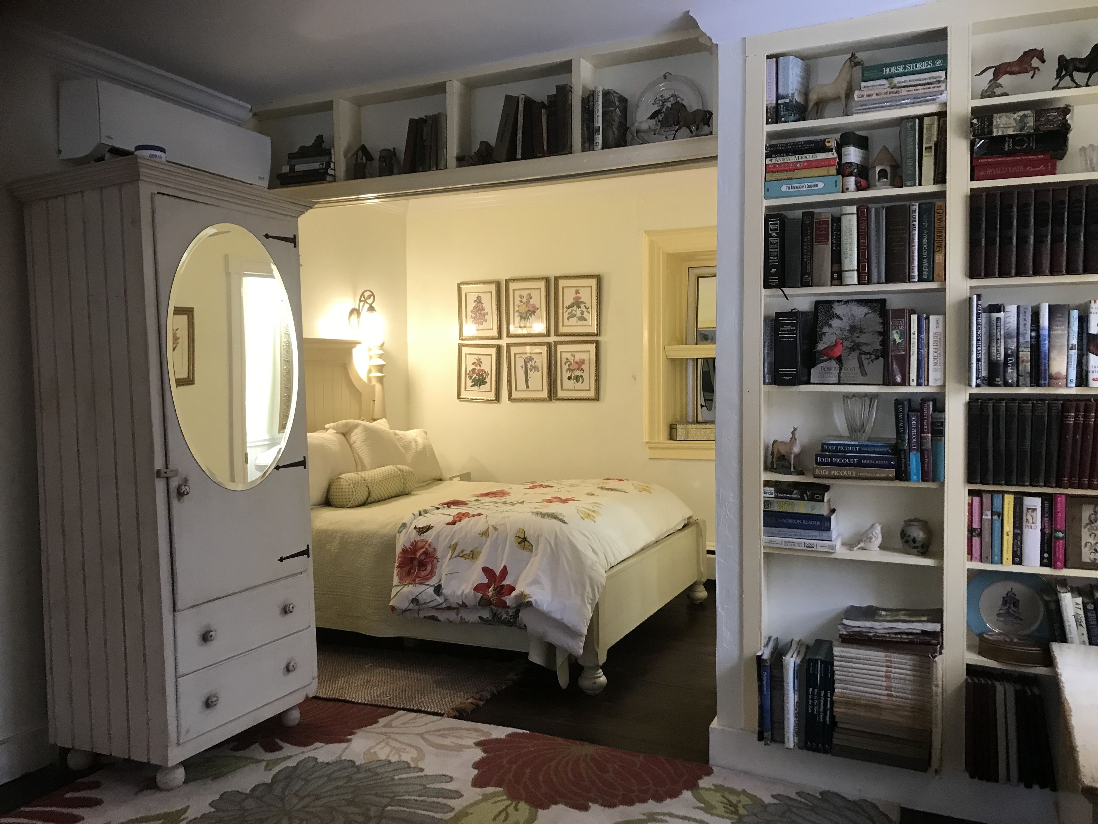Quarto, casa de banho privativa (Botanical Library) | Roupa de alta qualidade, com mobília individualizada, secretária 