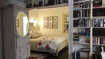 Quarto, casa de banho privativa (Botanical Library) | Roupa de alta qualidade, com mobília individualizada, secretária
