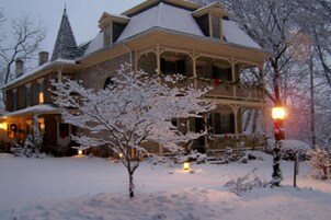 Fachada do alojamento (tarde/noite)