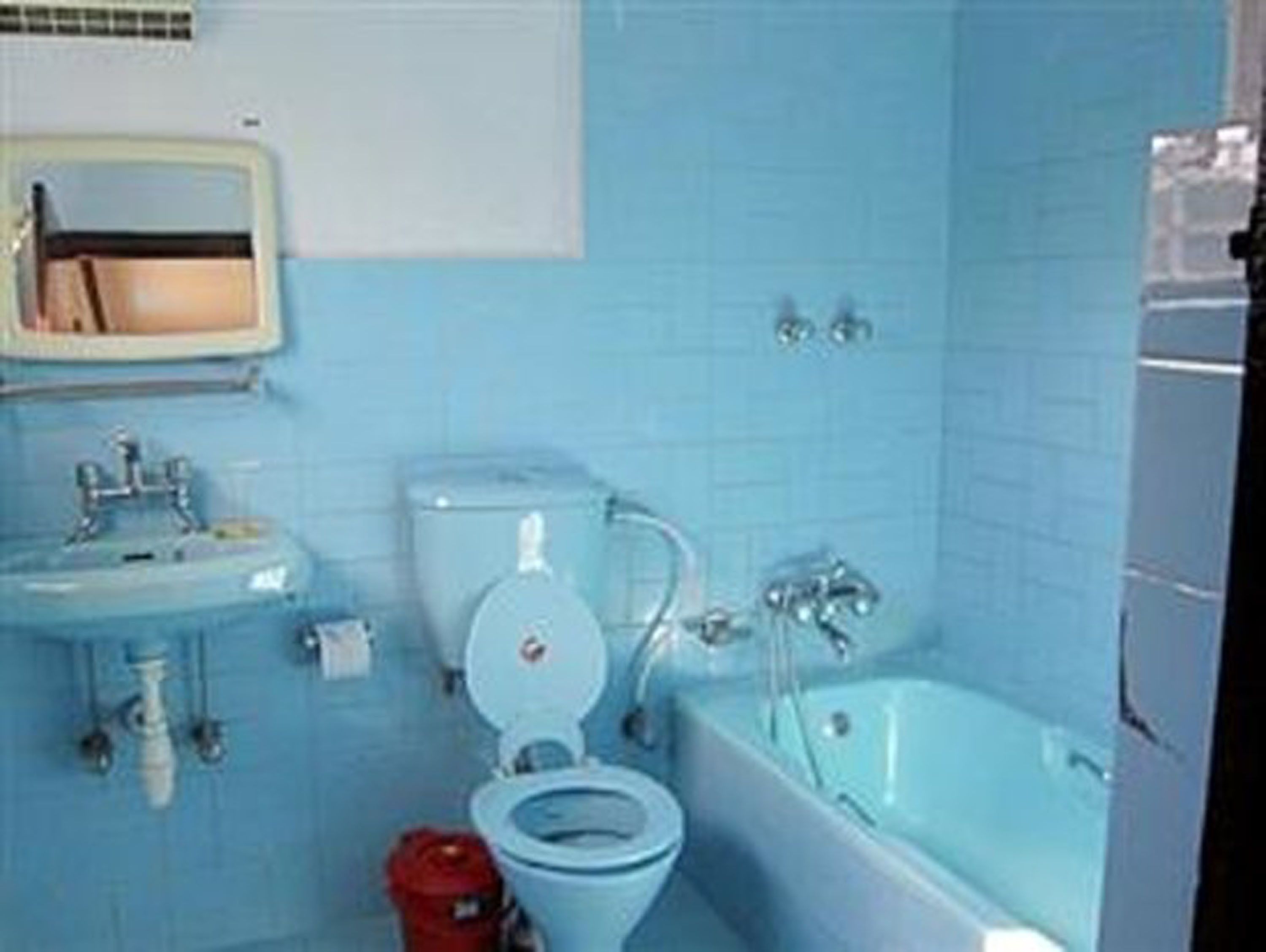 Quarto standard | Banheiro | Chuveiro, produtos de toalete grátis, toalhas de banho 
