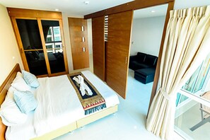 1 Bedroom Apartment | Cofres nos quartos, escrivaninha, cortinas blackout, Wi-Fi de cortesia