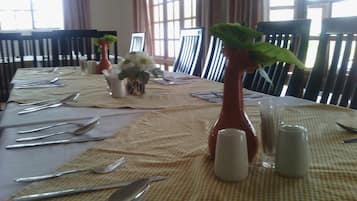 Pequenos-almoços, almoços, jantares servidos, cozinha internacional