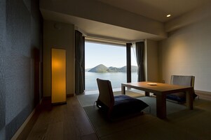 Cofres nos quartos, escrivaninha, espaço de trabalho para notebook