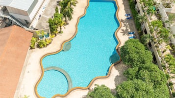 Piscina externa, espreguiçadeiras