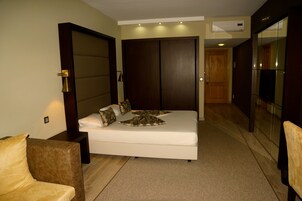 Quarto Twin Empresarial | Roupa de alta qualidade, minibar, cofre no quarto, secretária