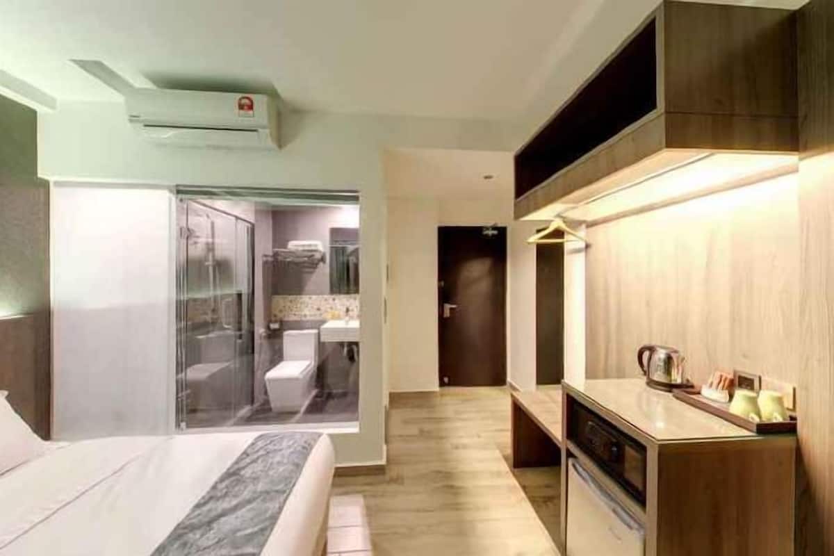 Cofre no quarto, cortinas/cortinados opacos, ferro/tábua de engomar