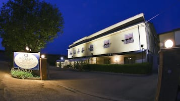 Fachada da propriedade à noite
