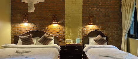 Quarto duplo standard, 1 cama King, sacada, vista para o jardim | Cofres nos quartos, individualmente decorados, escrivaninha