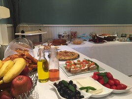 Pequeno-almoço tipo buffet diário (11 EUR por pessoa) 