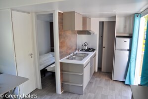 Chalé Deluxe, vários quartos, não fumadores, lanai (alpendre havaiano) | Cozinha privada | Um frigorífico, um micro-ondas, uma cafeteira/bule 