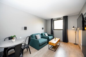 Apartamento, acessível | Secretária, secretária adequada para computadores portáteis 