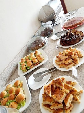 Café da manhã com buffet grátis todos os dias