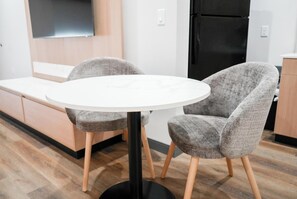 Quarto premium, 2 camas Queen, cozinha americana (Balcony) | Escrivaninha, ferros/tábuas de passar roupa, Wi-Fi de cortesia