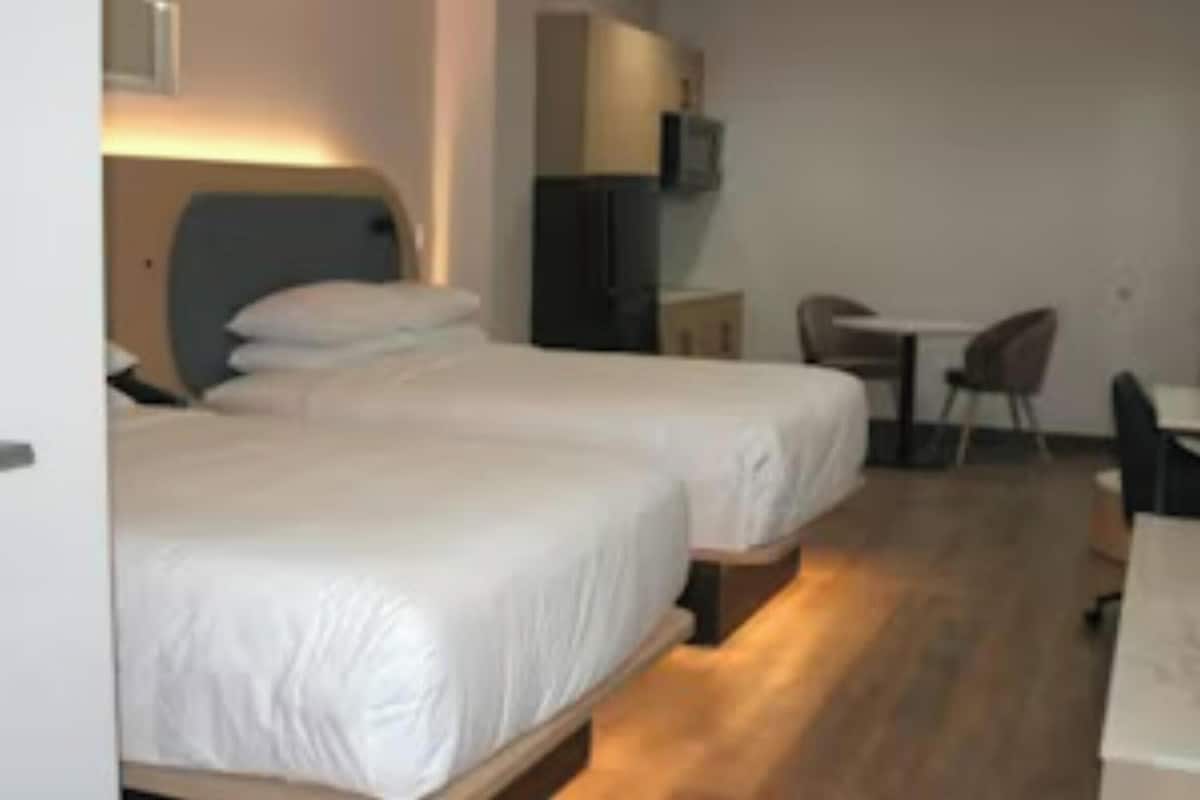 Quarto premium, 2 camas Queen, cozinha americana (Balcony) | Escrivaninha, ferros/tábuas de passar roupa, Wi-Fi de cortesia