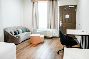 Quarto solteiro premium, 1 cama King (Wheelchair Accessible) | Escrivaninha, ferros/tábuas de passar roupa, Wi-Fi de cortesia