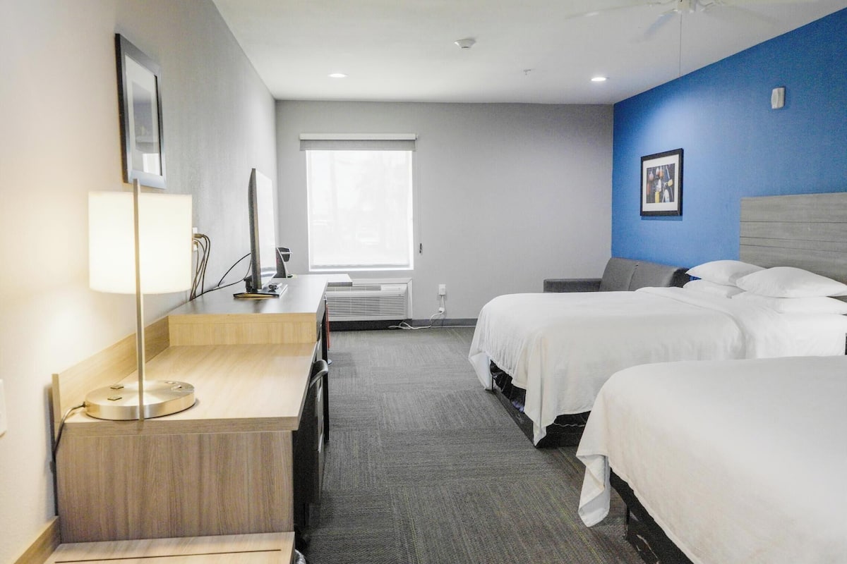 Quarto luxo, 2 camas Queen | Escrivaninha, ferros/tábuas de passar roupa, Wi-Fi de cortesia