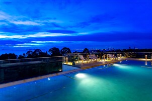 2 piscinas externas, funciona das 7h às 20h, guarda-sóis