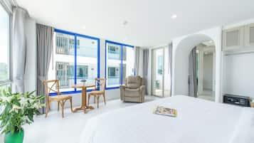 Grand Deluxe Room | Frigobar, cofres nos quartos, escrivaninha, cortinas blackout
