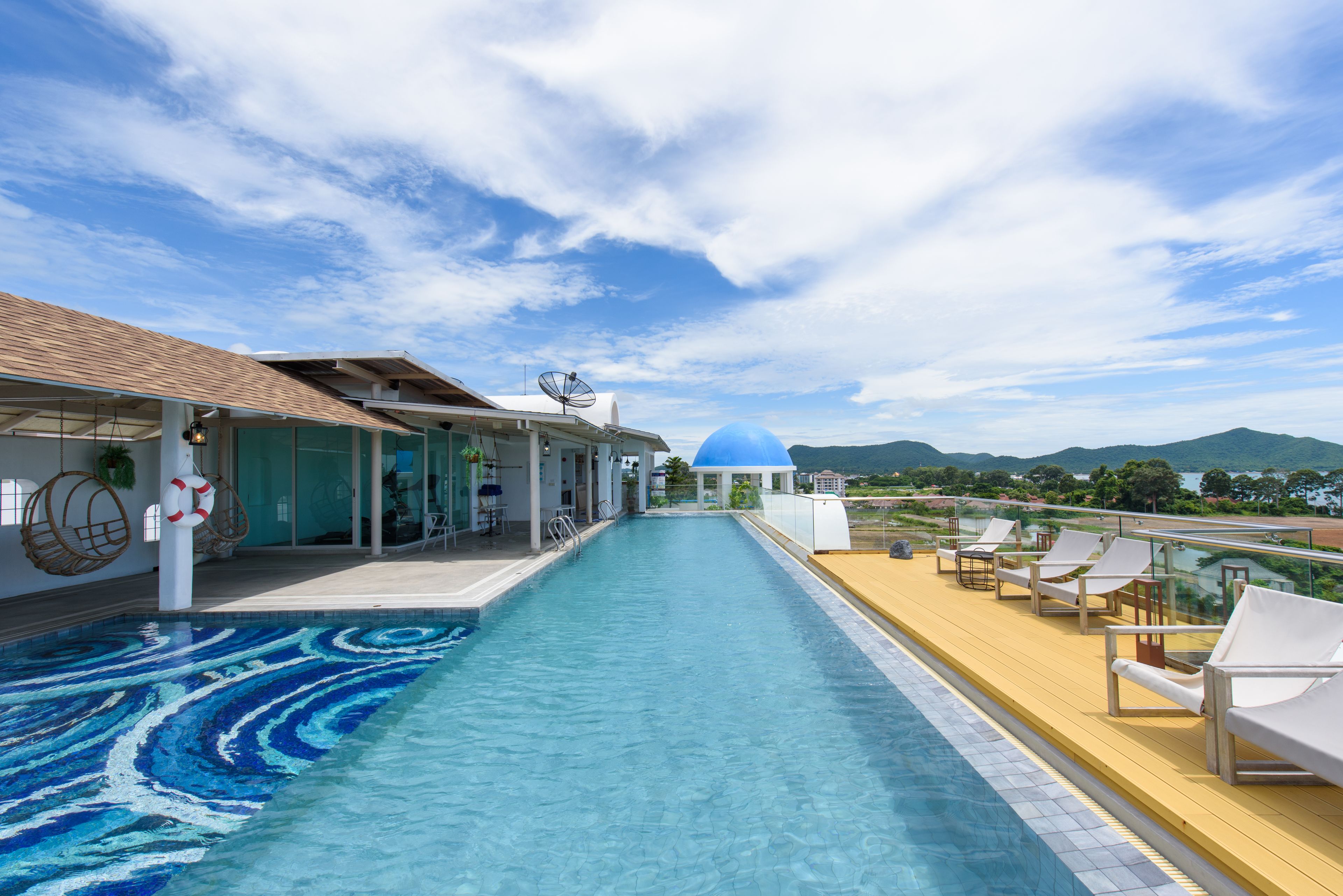 2 piscinas externas, funciona das 7h às 20h, guarda-sóis