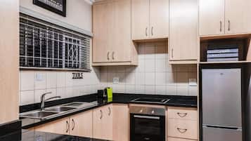 Apartamento | Cozinha privada | Um frigorífico/congelador grande, um micro-ondas, um forno