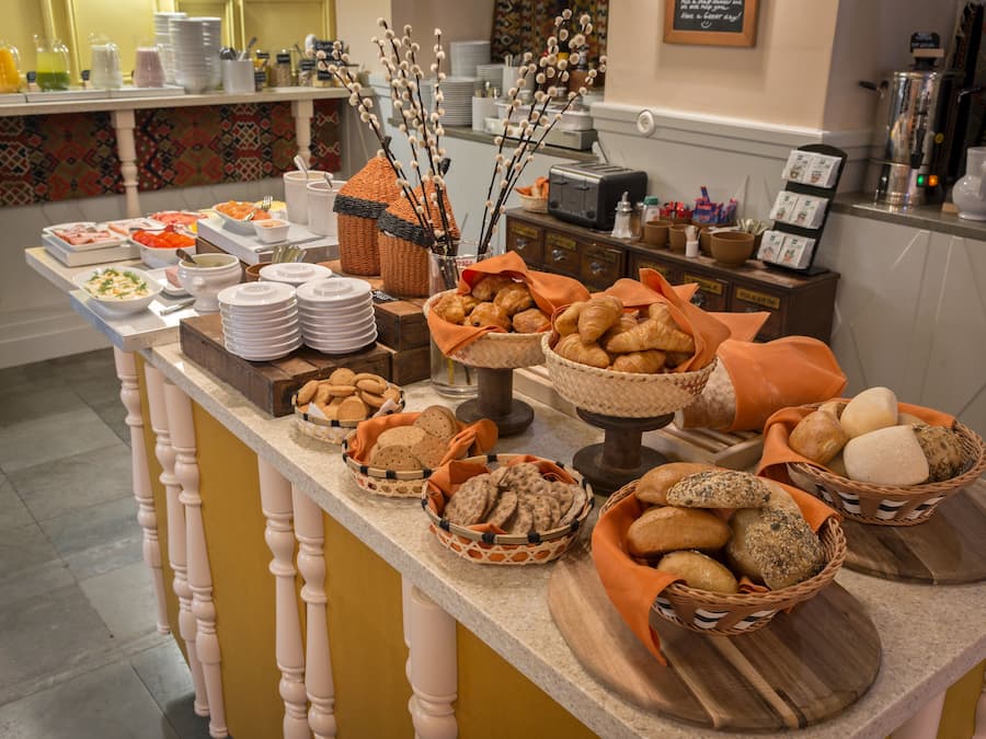Pequeno-almoço tipo buffet diário mediante uma taxa