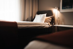 Quarto Twin Standard | Secretária, cortinas/cortinados opacos, Wi-fi grátis
