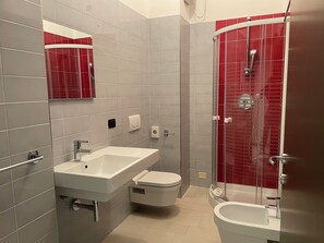 Um polibã, artigos de higiene pessoal grátis, um secador de cabelo 