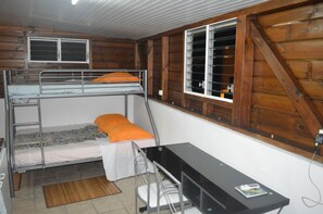 Quarto Triplo, casa de banho privativa | Roupa de alta qualidade, cofre no quarto, secretária