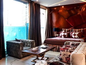 Cobertura, 1 cama King, para não fumantes, vista para a piscina | Banheiro | Chuveiro/banheira combinados, secador de cabelo, chinelos 