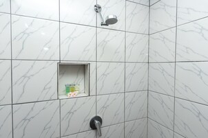 Quarto Individual | Casa de banho | Toalhas fornecidas 