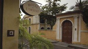Um edifício com uma placa que diz "HOTEL DE L'ORIENT".
