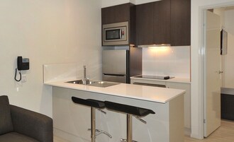 Apartamento luxo, 1 quarto | Opções para refeição no quarto