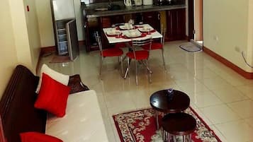 Apartamento, 3 quartos (Furnished) | Sala | Televisor LCD de 32 polegadas com canais por cabo, televisor