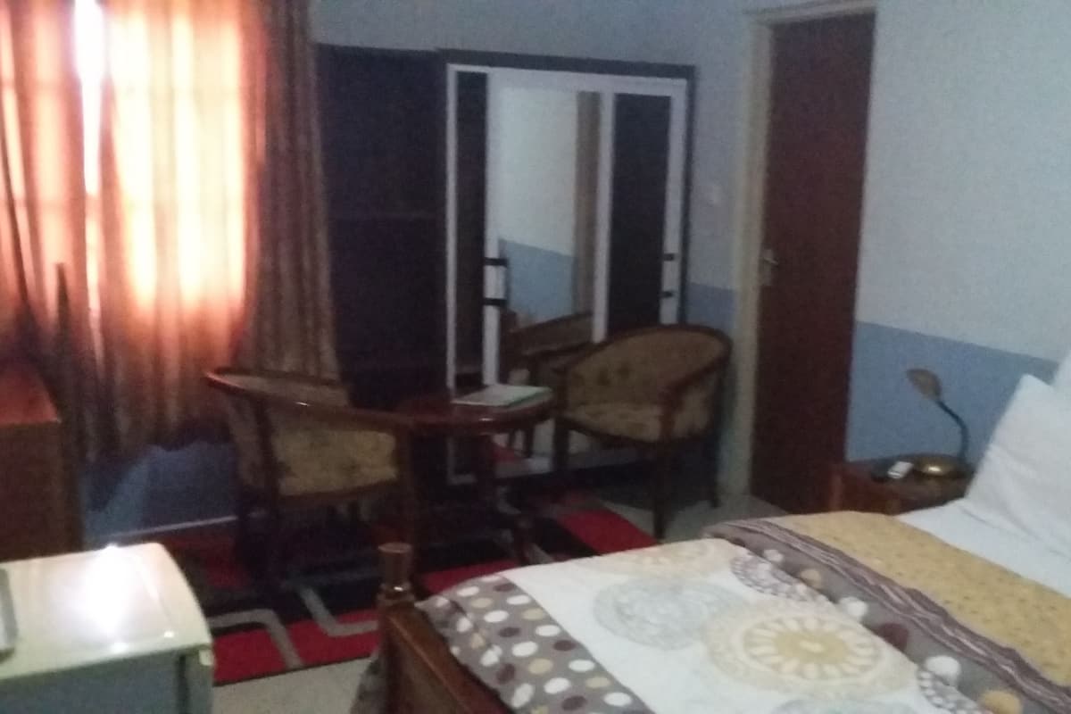 Quarto Clássico com Cama de Casal | Roupa de alta qualidade, secretária, camas desdobráveis, Wi-fi grátis