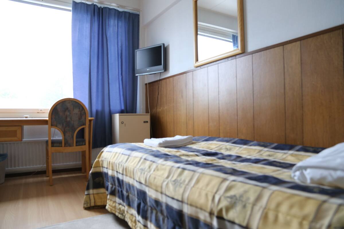 Quarto solteiro | Escrivaninha, ferros/tábuas de passar roupa, Wi-Fi de cortesia