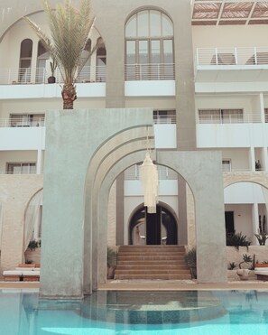 2 piscinas exteriores, guarda-sóis, espreguiçadeiras