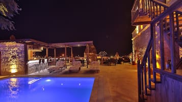 Piscina exterior, guarda-sóis, espreguiçadeiras