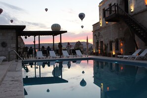 Piscina exterior, guarda-sóis, espreguiçadeiras 